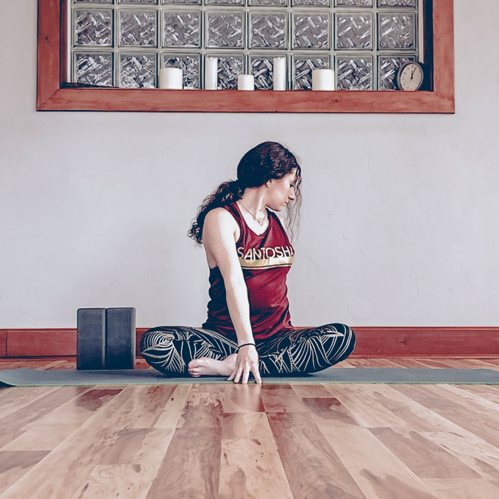 A Simple Sequence for Gentle Yoga with Kaitlyn – Omstars